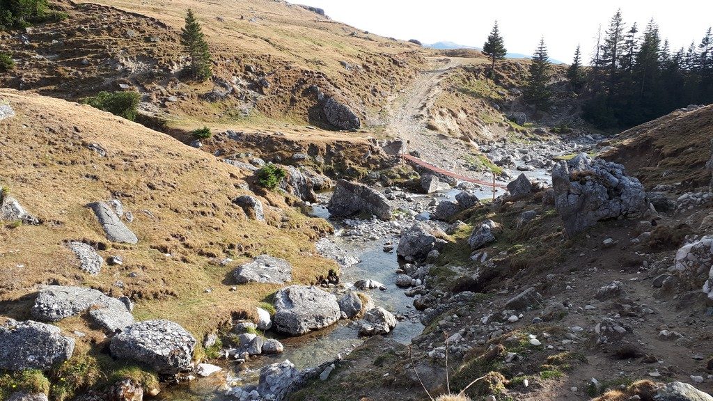 SUS IN PADINA SI DE ACOLO LA CASCADA DOAMNEI, GURA DE RAI SI CASCADA ...