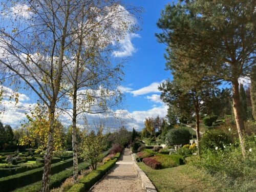 I GIARDINI DI ZOE. IN VIZITA LA GRADINILE DIN BANPOTOC. – TARA DACILOR