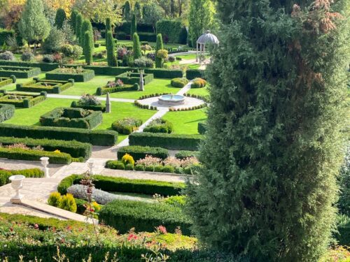 I GIARDINI DI ZOE. IN VIZITA LA GRADINILE DIN BANPOTOC. – TARA DACILOR