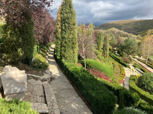 I GIARDINI DI ZOE. IN VIZITA LA GRADINILE DIN BANPOTOC. – TARA DACILOR